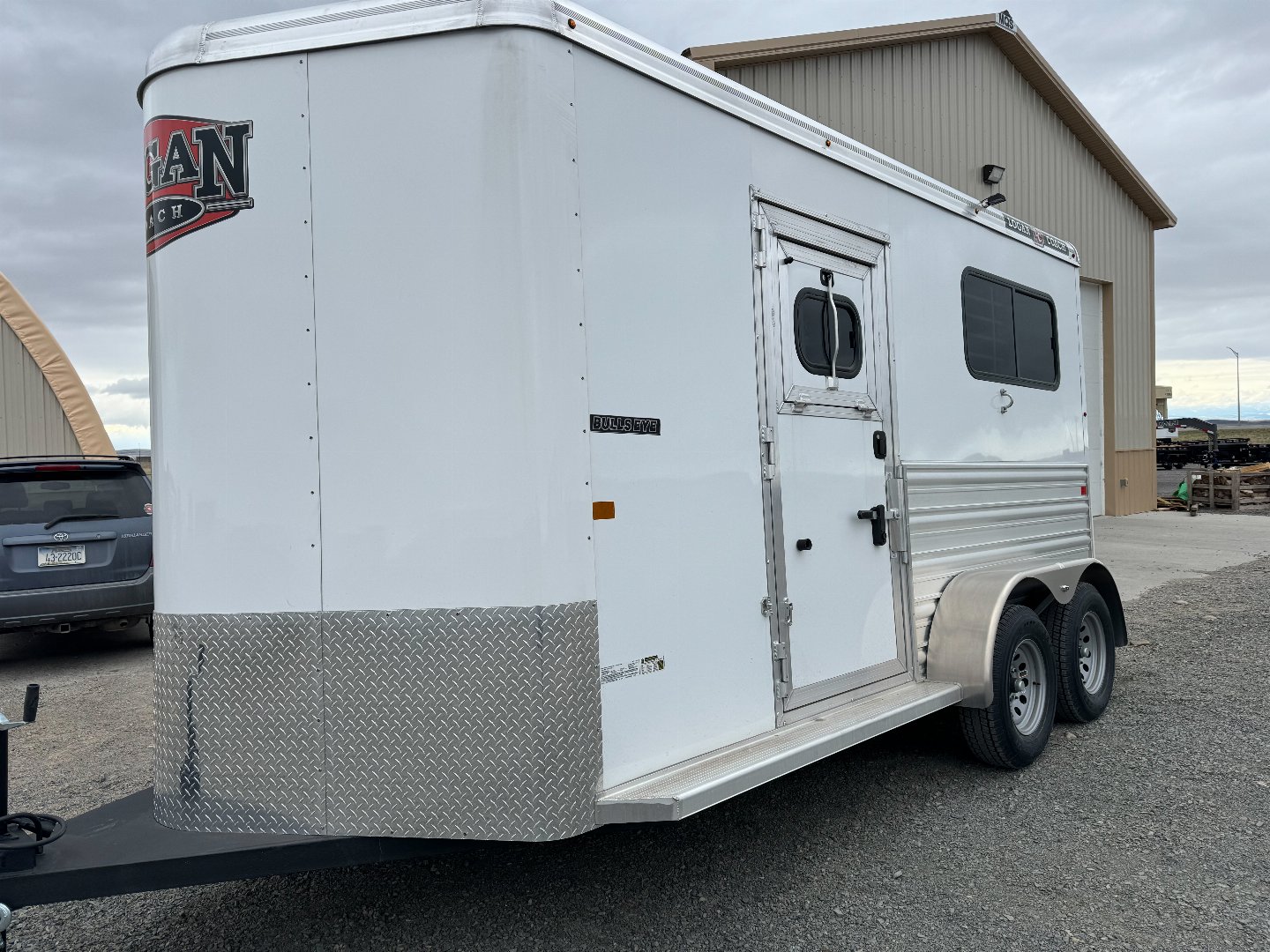 New 2024 LOGAN COACH 2H BULLSEYE STRAIGHT LOAD Horse Trailer | Three ...