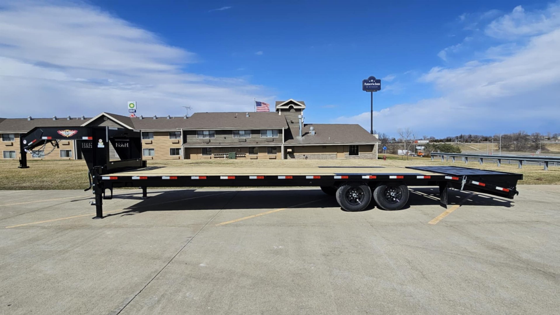 New 2025 H&H Trailers 102x25+5 Low Profile Dovetail Super Deluxe Ramps ...