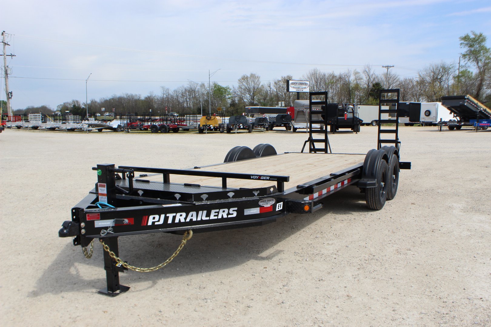 New 2025 PJ Trailers EV 20' Equipment Trailer | Versailles Missouri